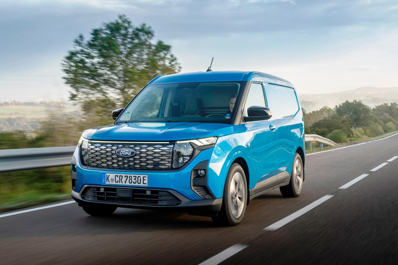 Essai Ford E-Transit Courier (2025). La petite fourgonnette branchée ...
