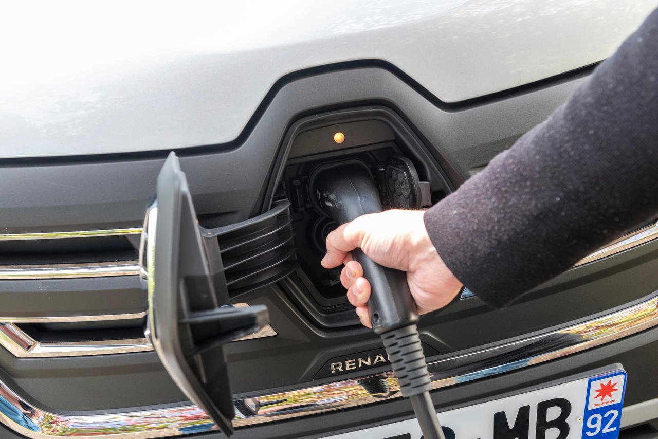Renault Plug Inn. L’application pour brancher son véhicule électrique ...